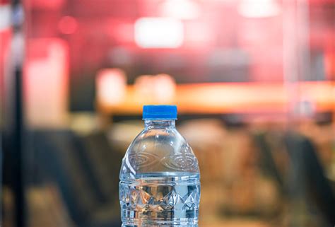 병 물 흐린 배경에 플라스틱 만든입니다 벽지를 사용 하 여 패키지 또는 이미지 및 복사 공간을 새로 고침 제품 0명에 대한 스톡 사진 및 기타 이미지 Istock