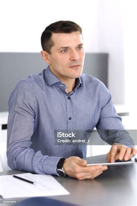 현대 사무실에서 태블릿 컴퓨터로 작업하는 사업가 직장에서 남성 기업가 또는 회사 이사의 헤드 샷 비즈니스 개념 30 39세에 대한 스톡 사진 및 기타 이미지 Istock