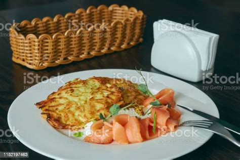 접시에 절인 연어와 딜 나무 테이블에 감자 팬케이크 신선한 소금 송어 접시에 요리 러시아 음식입니다 수평 보기 0명에 대한 스톡 사진 및 기타 이미지 Istock
