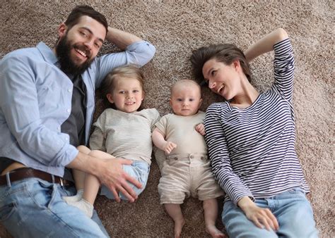 Família Feliz Mãe Pai E Filhos Em Casa Foto Premium