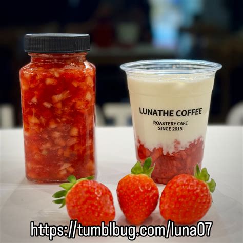 Luna 🍓 신선함을 담은 한 잔 🍓 ‘한 스푼의 달콤함 ‘한 잔의 부드러움 정성껏 담은 홈메이드 딸기청과 고소한 우유가 만나 완벽한 조화를 이룬 딸기라떼🍓