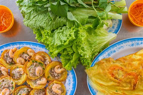 전통 베트남 새우 팬케이크와 야채와 생선 소스를 곁들인 크레이프 고기에 대한 스톡 사진 및 기타 이미지 고기 고명 길거리 음식 Istock