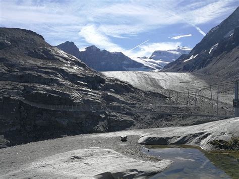 Passerelle De Corbassière En Dessus De Fionnay Dans Le Canton Du Valais