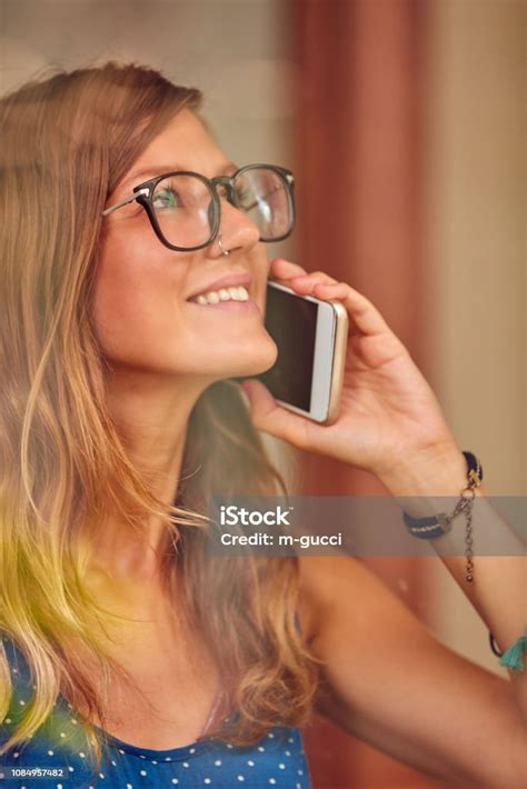 젊은 여자 실내 스마트 휴대 전화를 사용 하 여 야외에서 창 반사입니다 가정 생활에 대한 스톡 사진 및 기타 이미지 가정 생활 가정 주방 가정의 방 Istock