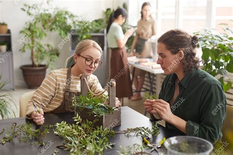 Male Florist Creating Composition In Workshop Class 이미지 1308635452