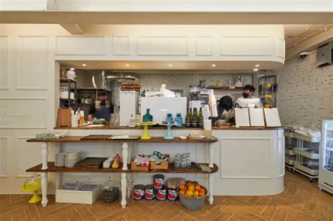 웨인스코팅 포인트 바와 선반이 어우러진 카페 카운터 사진