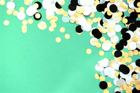 트렌디 한 민트 색 배경에 골드 실버 블랙 및 화이트 호일 색종이 스파틱 0명에 대한 스톡 사진 및 기타 이미지 0명 2020년 개념 Istock