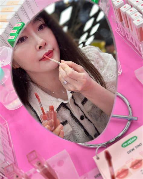 최유진 협찬 애정하는 어뮤즈 팝업스토어 니까 달려갔죠~ 귀여운 복숭아🍑가 가득~ 새로 출시된 힙크림 신박한데☺️ 바디에 촉촉하면서도 끈적임 없이 바를수 있어서