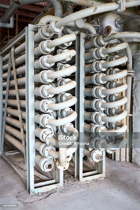 장비가 있는 화학 공장 내부 이중 파이프 열 교환기 또는 세로 지느러미가있는 헤어 핀 열 교환기는 다른 더 큰 파이프 내부의 파이프 만으로 가장 간단한 형태의 예로 열