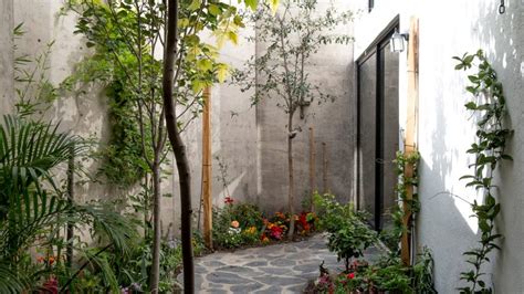 Concrete House By Gestalt Associates Take Cues From Colonial Architecture