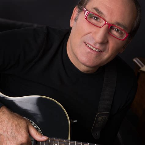 50 περίπου παιδάκια τραγουδούν την Περδικούλα το πιο γνωστό καλαματιανό της Πελοποννήσου Ο