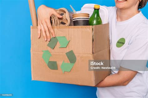 소녀는 재활용을 위해 쓰레기가 든 상자를 손에 들고 다닙니다 감소에 대한 스톡 사진 및 기타 이미지 감소 개념 공예