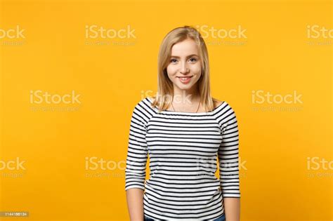 아름 다운 웃는 젊은 금발 여자는 밝은 노란색 오렌지 벽 배경에 고립 된 카메라를 찾고 스튜디오 초상화 사람들은 진심으로 감정 라이프 스타일 개념입니다 복사 공간을 모의