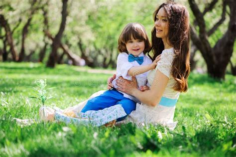 Счастливая семья на пикнике на день матерей Сын мамы и малыша есть помадки внешние весной или