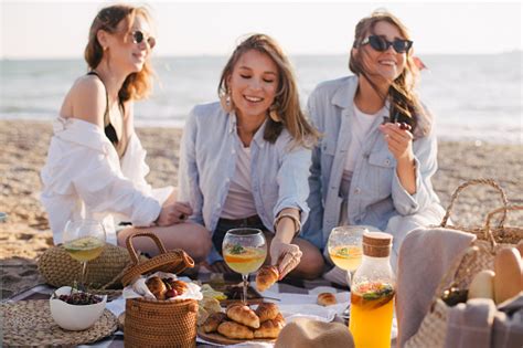 해변에서 레모네이드 신선한 빵과 과일과 아늑한 여름 피크닉을 하는 세 젊은 아름다운 행복한 여성 친구 25 29세에 대한 스톡 사진 및 기타 이미지 Istock