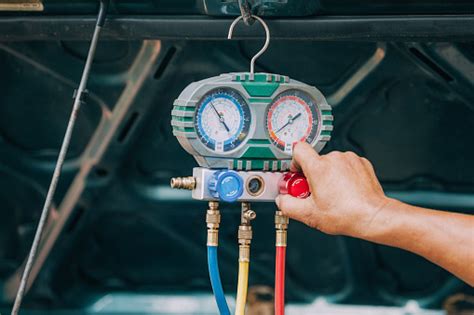 자동차 차고 자동차 에어컨 검사 서비스 누출 감지 냉매 채우기의 자동차 에어컨 시스템 검사 보기에 대한 스톡 사진 및 기타 이미지 검사 보기 계기판 측정기 관 튜브