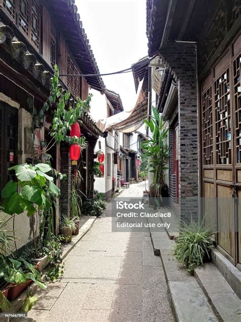팬데믹 전 화창한 여름날 붉은 등불이 걸려 있고 햇빛이 들어오는 중국 전통 마을 주자자오의 텅 빈 좁은 골목 0명에 대한 스톡 사진 및 기타 이미지 Istock
