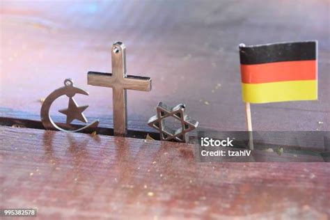 สัญลักษณ์ของสามศาสนา ศาสนายูดายศาสนาคริสต์และอิสลามด้วยธงชาติเยอรมัน ภาพสต็อก ดาวน์โหลดรูปภาพ