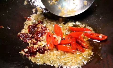四川名菜藿香鲫鱼怎么做 四川名菜藿香鲫鱼的做法 豆果美食