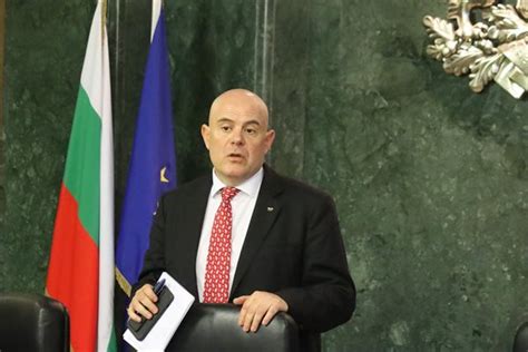 Какво значеше вратовръзката на Гешев на слончета И други неизказани послания на аутфита