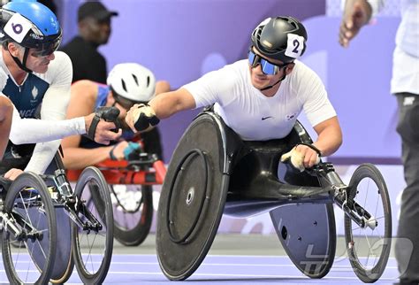 프랑스 선수와 서로 격려하는 유병훈 뉴스1