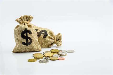 돈 절약 투자 및 풍부한 또는 재산 관리 개념 미국 달러 또는 삼 베 가방 또는 굵은 삼 베 자루와 동전 현금 부유한 사람이 묘사 또는 백만장자가 돈 많이 있다 흰색 배경