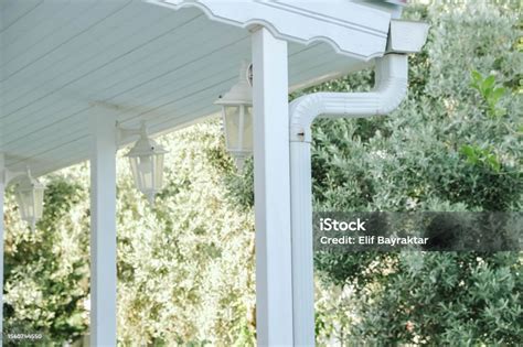 금속 거터 시스템 거터 및 배수관 외부 대상 포진 근처 지붕의 배수 장치 지붕용 홈통에 대한 스톡 사진 및 기타 이미지 지붕용 홈통 클로즈업 강철 Istock