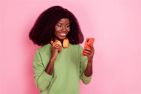 예쁜 사랑 스웨터 레이디 착용 녹색 스웨터 이어폰 청취 음악 현대 가제트 빈 공간 절연 핑크 색상 배경 사진 20 24세에 대한 스톡 사진 및 기타 이미지 Istock