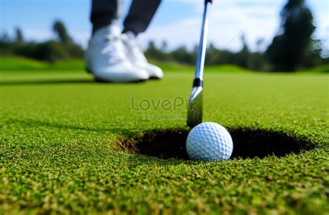 골퍼의 모래 구덩이를 때리는 순간