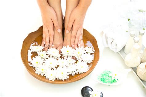 스파 치료 및 여성 피트와 손 스파 태국에 대 한 제품 선택 하 고 소프트 포커스 개념과 주제에 대한 스톡 사진 및 기타 이미지