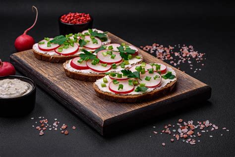 크림 치즈 무와 파를 곁들인 맛있는 샌드위치 또는 브루스케타 0명에 대한 스톡 사진 및 기타 이미지 0명 건강한 식생활