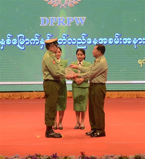 နိုင်ငံတော်စီမံအုပ်ချုပ်ရေးကောင်စီဥက္ကဋ္ဌ တပ်မတော်ကာကွယ်ရေးဦးစီးချုပ် ဗိုလ်ချုပ်မှူးကြီး မင
