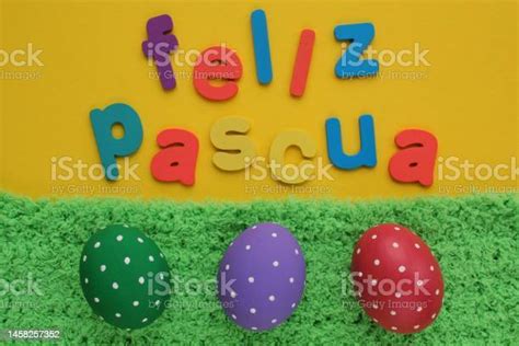 Feliz Pascua 노란색 배경에 스페인어로 행복한 부활절 편지와 푸른 잔디에 색칠 달걀 휴일 배너 플랫 레이 창조적 인 구성 4월에 대한 스톡 사진 및 기타 이미지