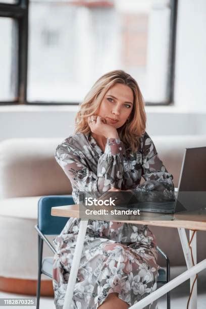 개인 심리학자의 사무실에서 창에 대 방에 앉아 곱슬 금발 머리와 사업가 경영자에 대한 스톡 사진 및 기타 이미지 경영자 곱슬 머리 금발 머리 Istock