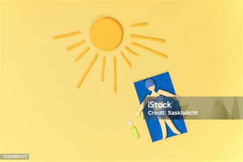 햇볕 관리 개념 자외선 차단 크림으로 일광욕을 하는 여성 해변에서 일광욕을 즐기는 여성들 맨 위 보기입니다 여름 휴가 수건에 대한 스톡 사진 및 기타 이미지 Istock