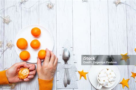 노인 여성의 손에 귤 화환 조명 마시멜로 감귤류과 함께 텍스트 상단 보기를 위한 장소가 있는 가벼운 테이블에 있는 겨울 미니멀리즘 정물 손에 대한 스톡 사진 및 기타 이미지