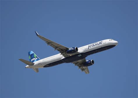 Jetblue航機紐約jfk機場起火 乘客撤離5人受傷｜大紀元時報 香港｜獨立敢言的良心媒體