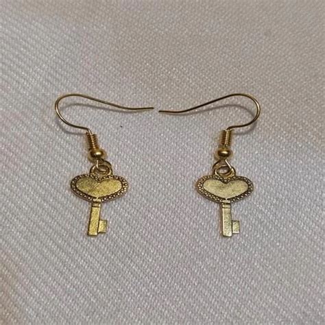 خرید و قیمت گوشواره بدلی طرح کلید با آبکاری طلایی روی پایه مسی دخترانه