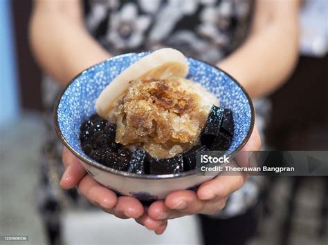연근 검은 잔디 젤리 사탕수수 가루와 롱간 시럽을 얹은 보바와 함께 면도 한 얼음 그릇 각얼음에 대한 스톡 사진 및 기타 이미지 Istock