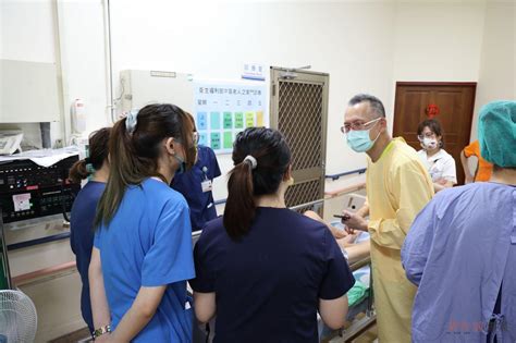 觀傳媒 中彰投新聞 影／員榮醫院到中區老人之家義診 教導年長者護足為傷口把關