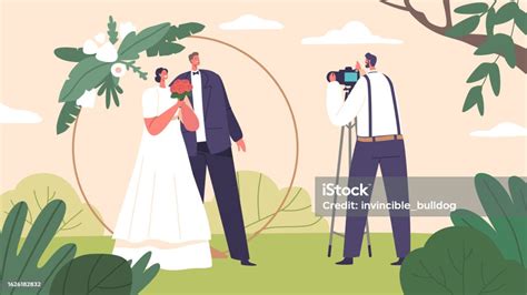 웨딩 사진 촬영에서 낭만적인 커플 캐릭터는 사랑 기쁨 그리고 순수한 행복의 순간을 포착하고 벡터 일러스트레이션 2명에 대한 스톡 벡터 아트 및 기타 이미지 Istock