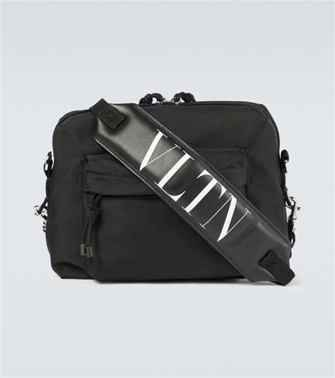 Valentino Garavani Vltn 크로스 백 블랙 색상의 나일론 소재로 제작된 Valentino Garavani의 Vltn 크로스 백을 만나보세요 로고