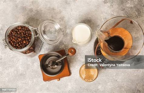 Chemex를 사용하여 커피를 준비하고 커피 메이커와 물방울 주전자를 붓습니다 커피를 양조하는 다른 방법 커피숍 개념입니다 크림을 곁들인 크리미 라떼 바닐라 라프 따르기에