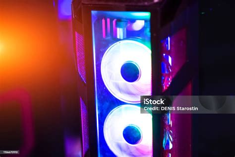 고성능 컴퓨터 내부 서버 급 컴퓨터 내부의 내부 Led로 조명되는 컴퓨터 회로 기판 및 Cpu 냉각 팬 Cpu에 대한 스톡 사진 및 기타 이미지 Istock