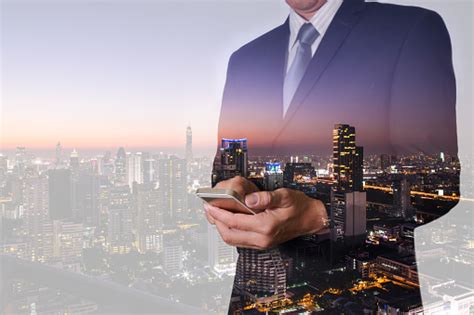 비즈니스 맨의 이중 노출 보유 하 고 터치 스크린 스마트폰 모바일 거리와 밤 시 통신 개념으로 서 거리에 대한 스톡 사진 및 기타 이미지 Istock