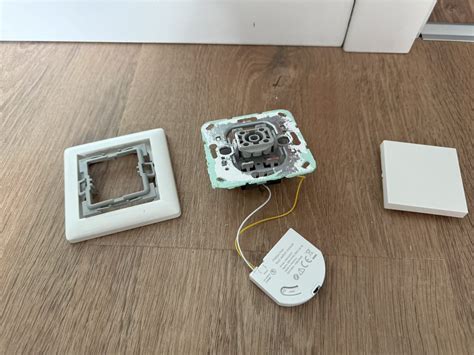 replace the battery of the philips hue wall switch module