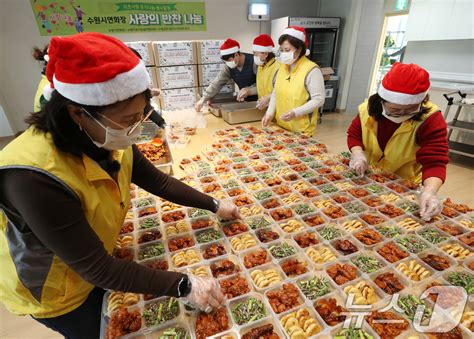 도시락 반찬 포장하는 자원봉사자들 뉴스1