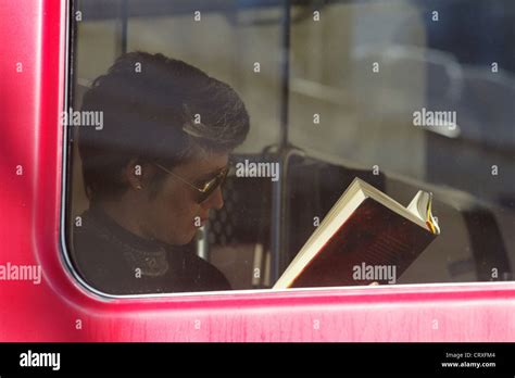 Livre De Lecture Femme Dans Un Train Banque De Photographies Et Dimages Haute R Solution Alamy
