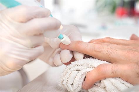 고무 장갑 못 밀링 기계에에서 미용사의 손 뷰티 살롱에서 톱 남성 손톱입니다 손톱에 대한 스톡 사진 및 기타 이미지 손톱