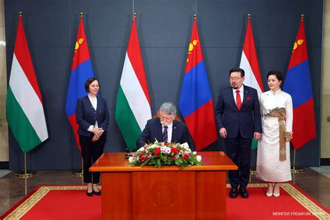 УИХ ын дарга Г Занданшатар Унгар Улсын Үндэсний Ассамблейн дарга Көвер Ласлог Д Сүхбаатарын